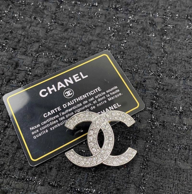 Top mirror Chanel Brooches