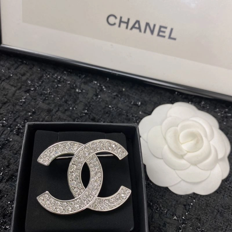 Top mirror Chanel Brooches