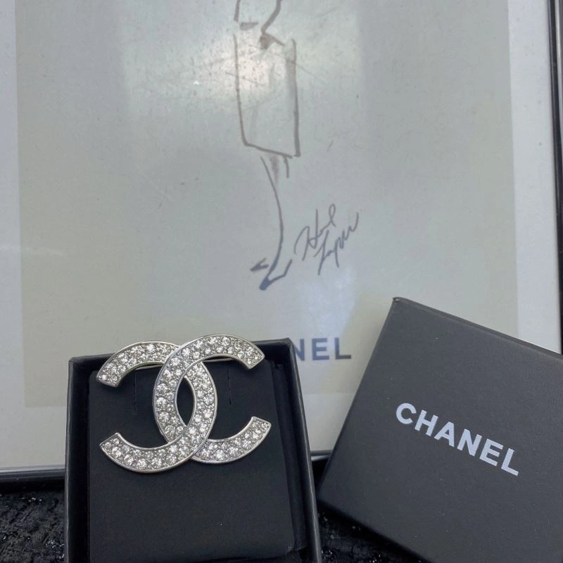 Top mirror Chanel Brooches