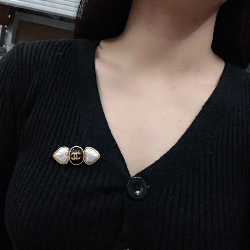 Top mirror Chanel Brooches