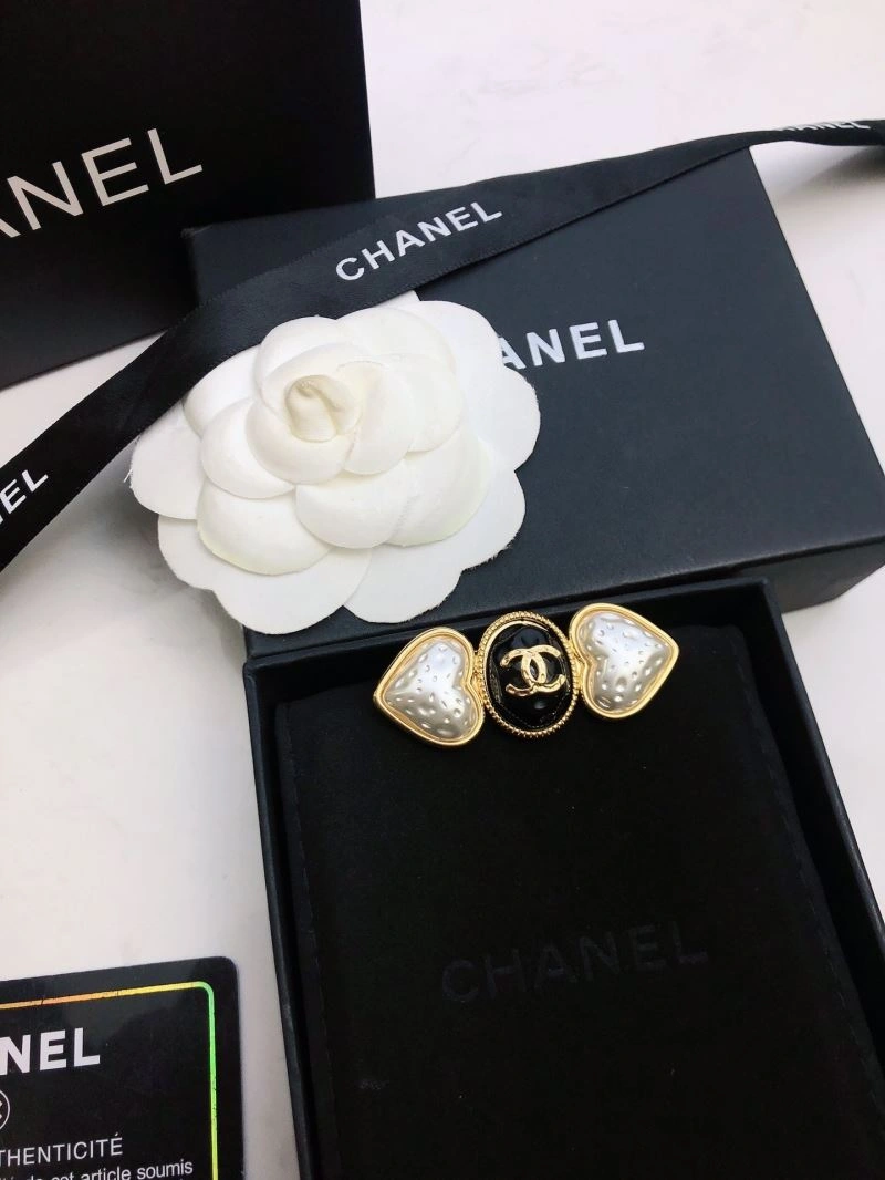 Top mirror Chanel Brooches