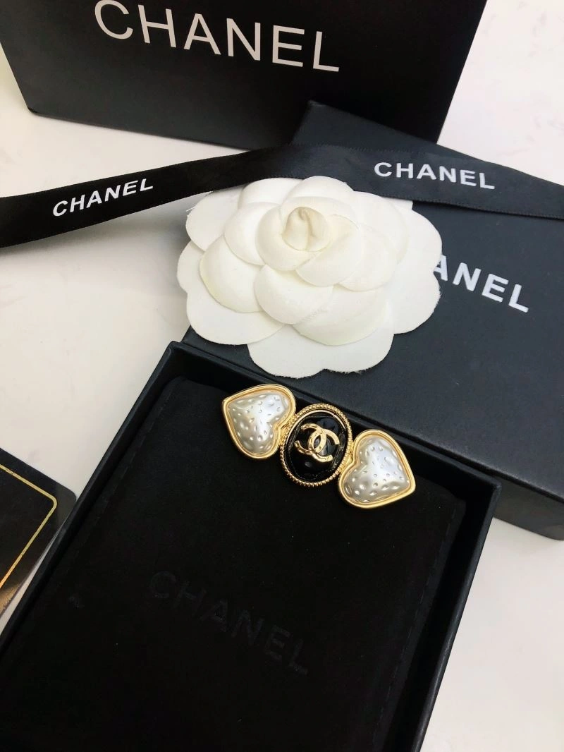 Top mirror Chanel Brooches