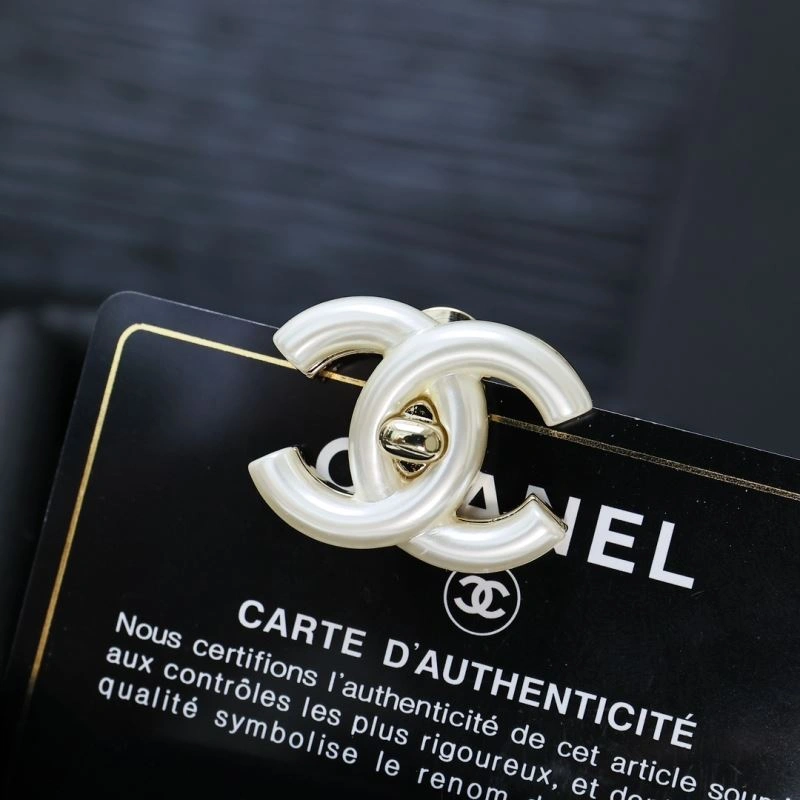 Low-cost Chanel Brooches