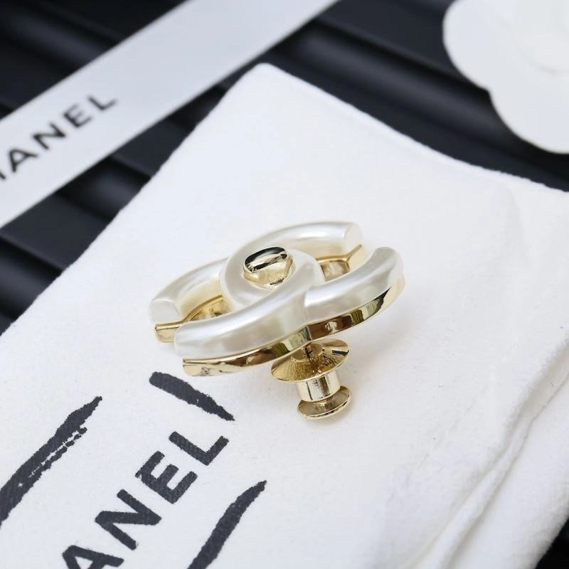 Low-cost Chanel Brooches