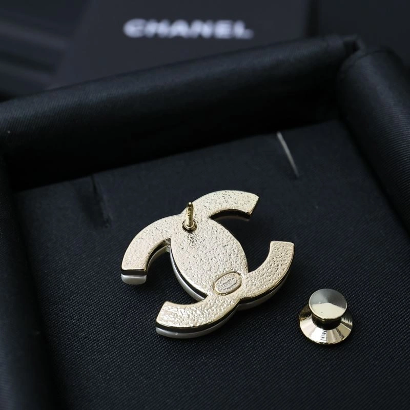 Low-cost Chanel Brooches