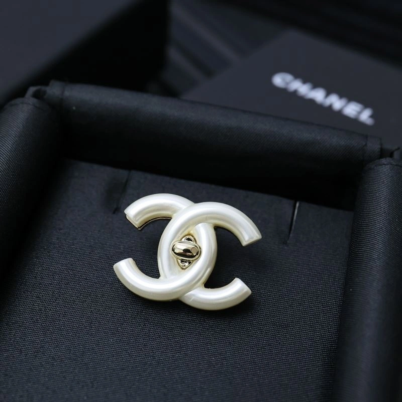 Low-cost Chanel Brooches