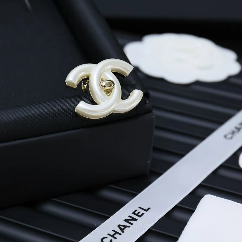Low-cost Chanel Brooches