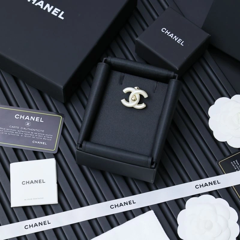 Low-cost Chanel Brooches