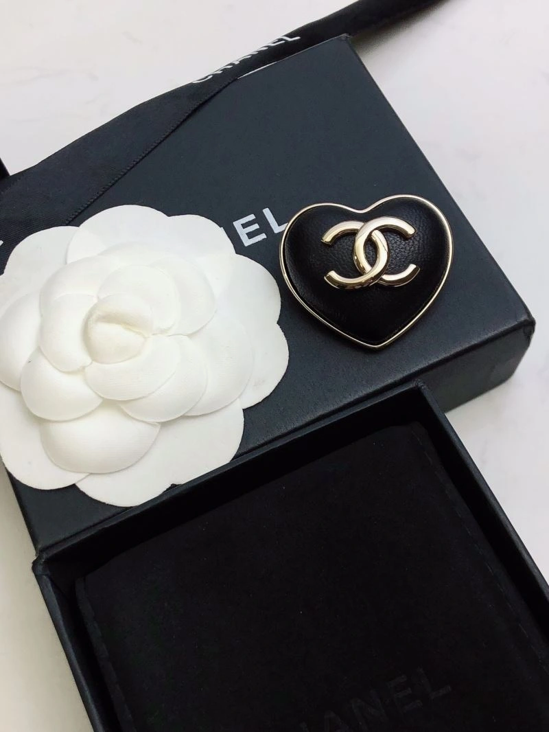 Low-cost Chanel Brooches