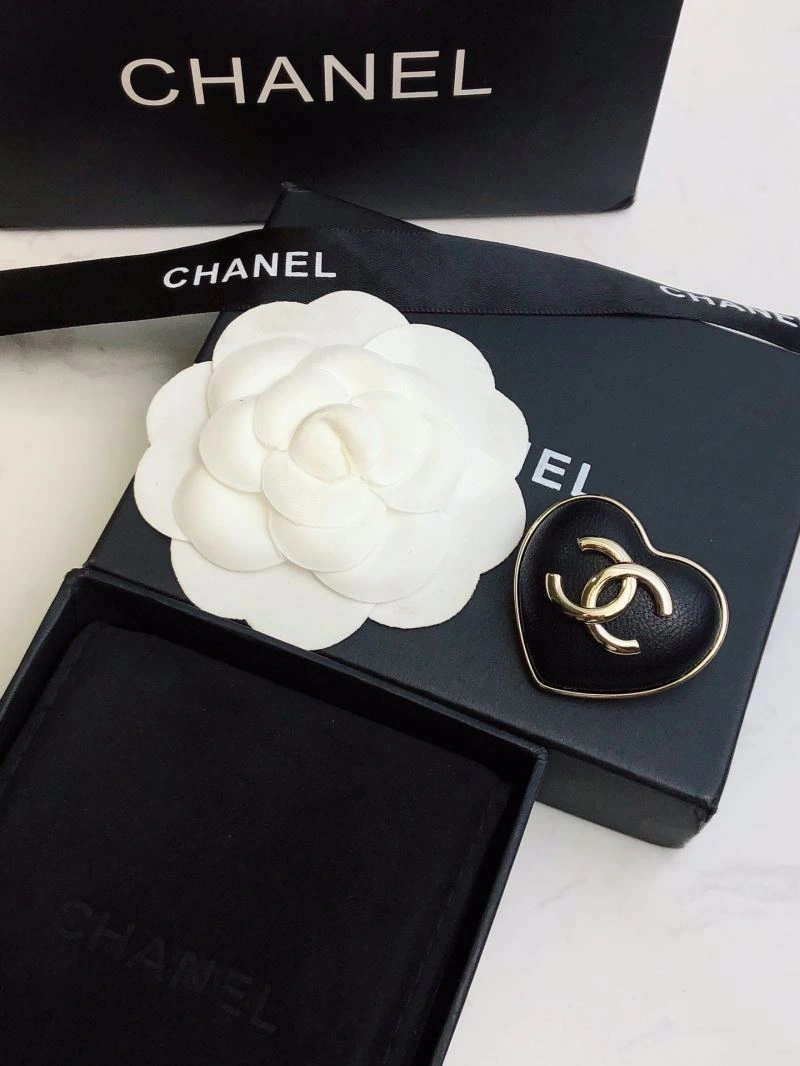 Low-cost Chanel Brooches