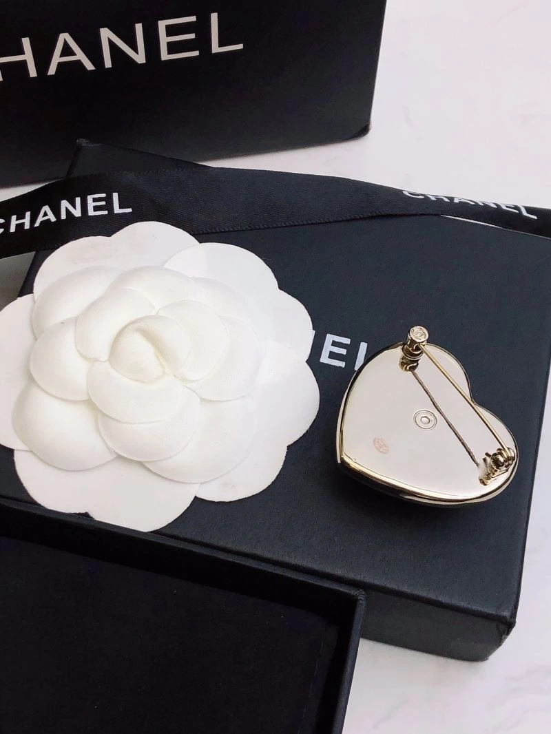 Low-cost Chanel Brooches