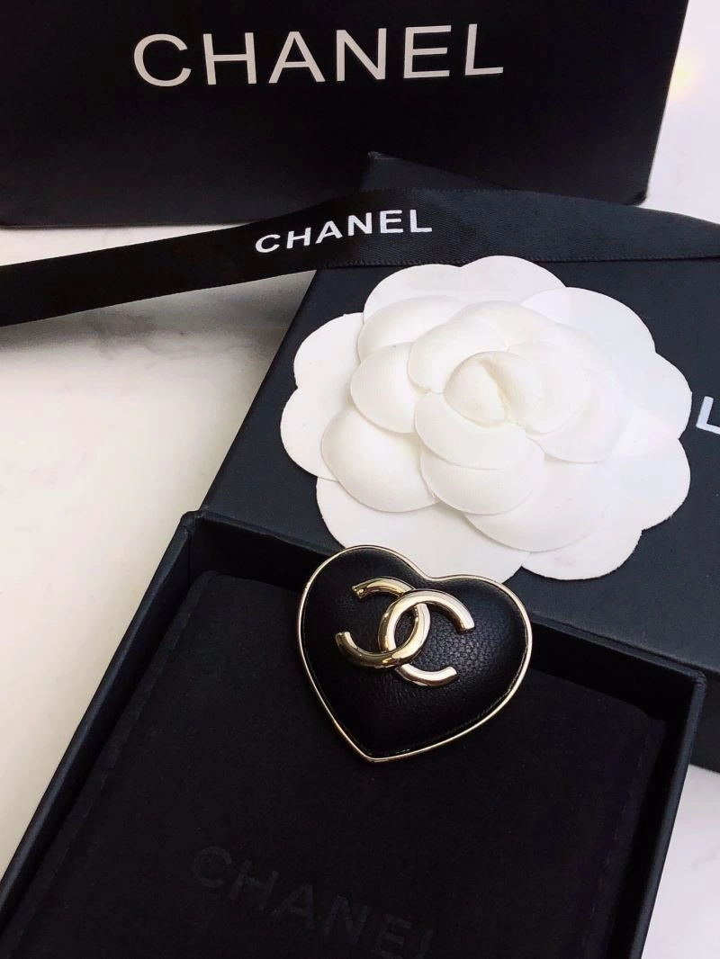 Low-cost Chanel Brooches