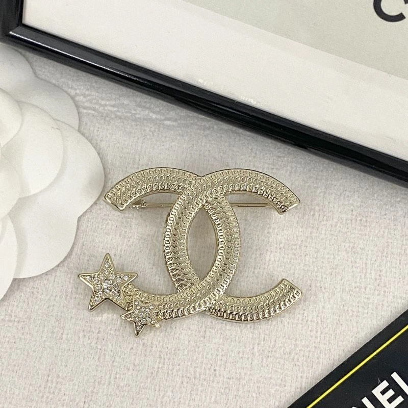 Top mirror Chanel Brooches