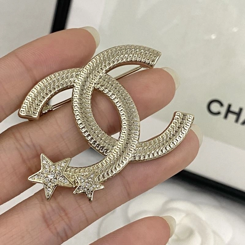 Top mirror Chanel Brooches