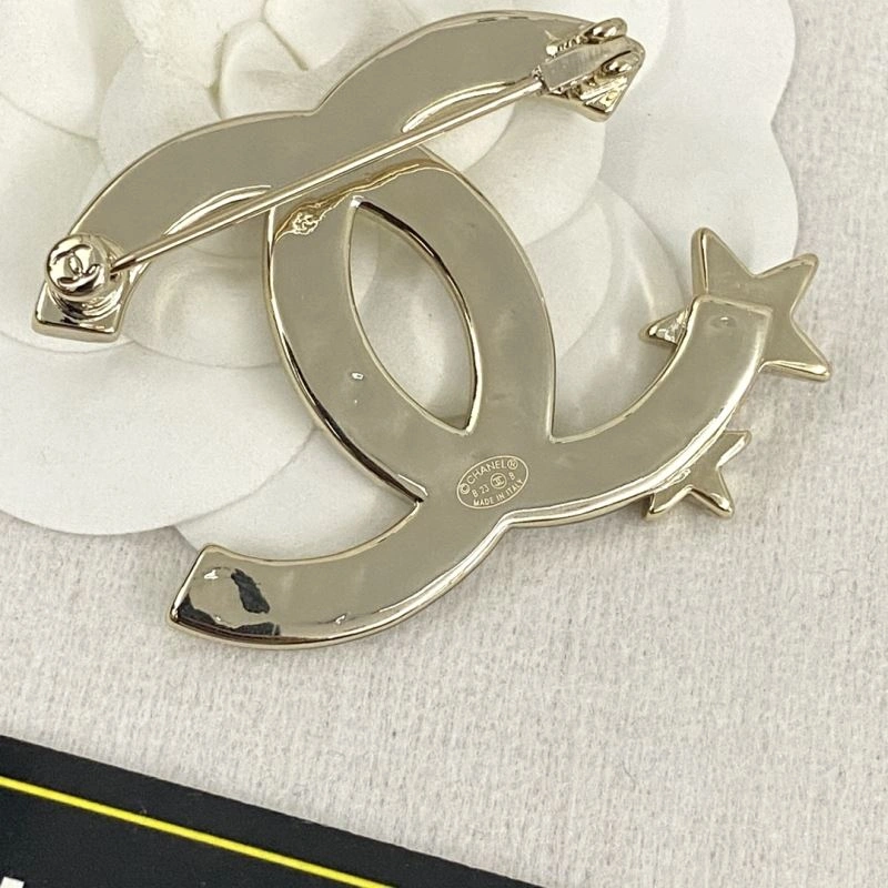 Top mirror Chanel Brooches