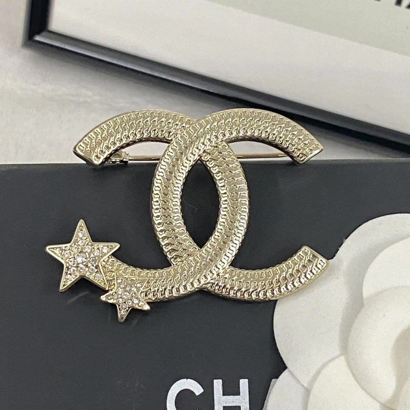Top mirror Chanel Brooches