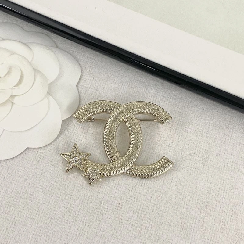 Top mirror Chanel Brooches