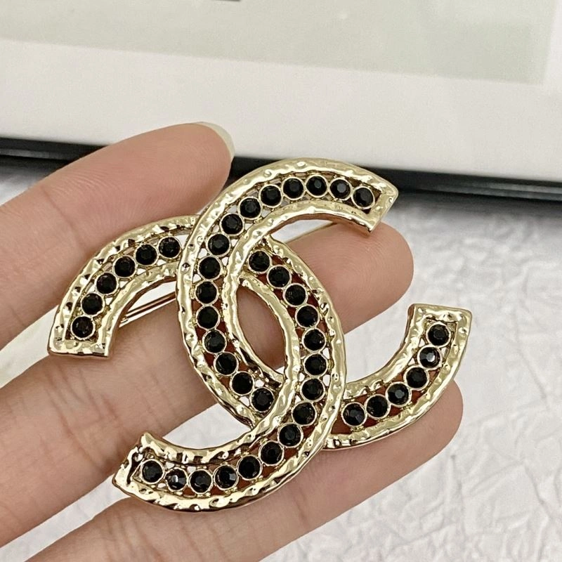 Top mirror Chanel Brooches