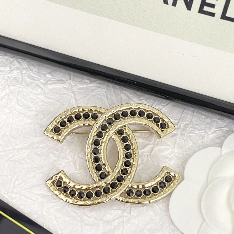Top mirror Chanel Brooches