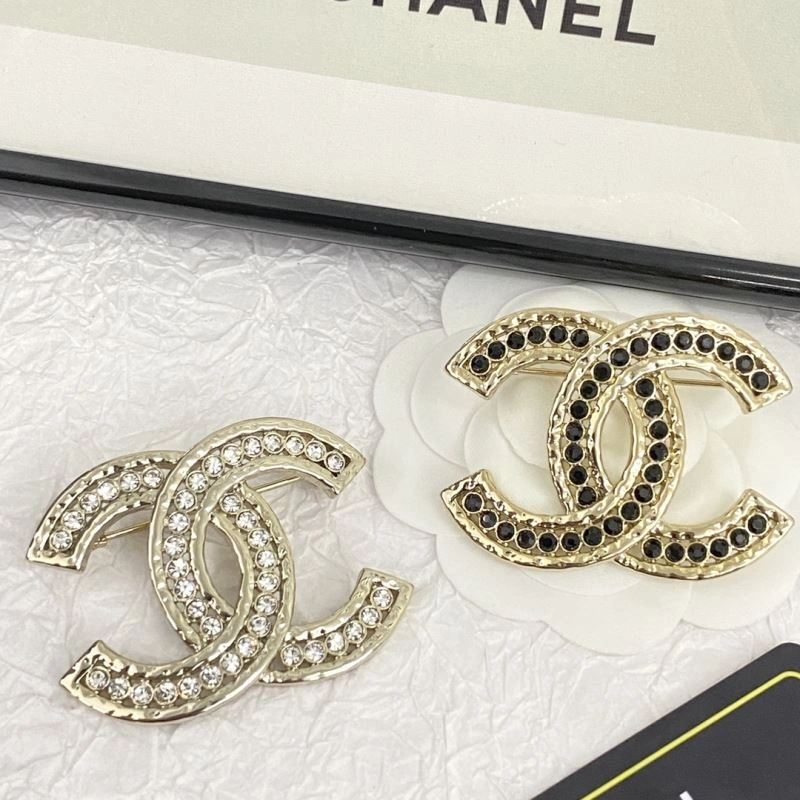 Top mirror Chanel Brooches
