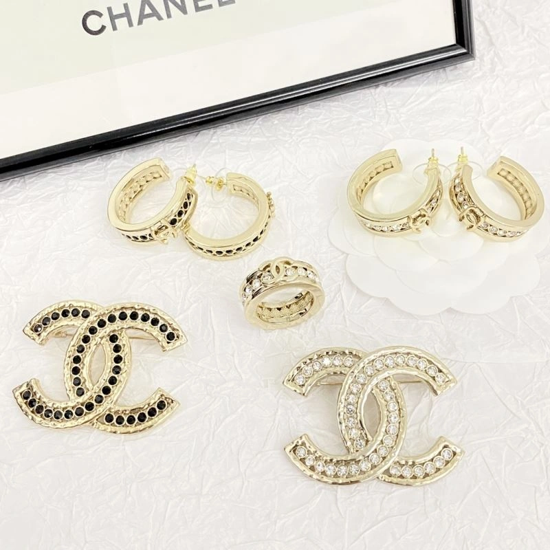 Top mirror Chanel Brooches