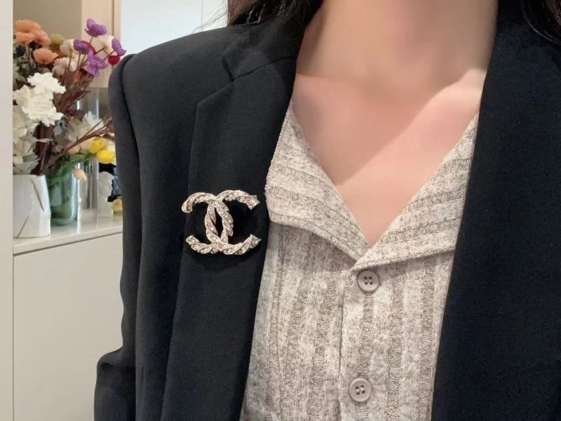 Accurate model Chanel Brooches