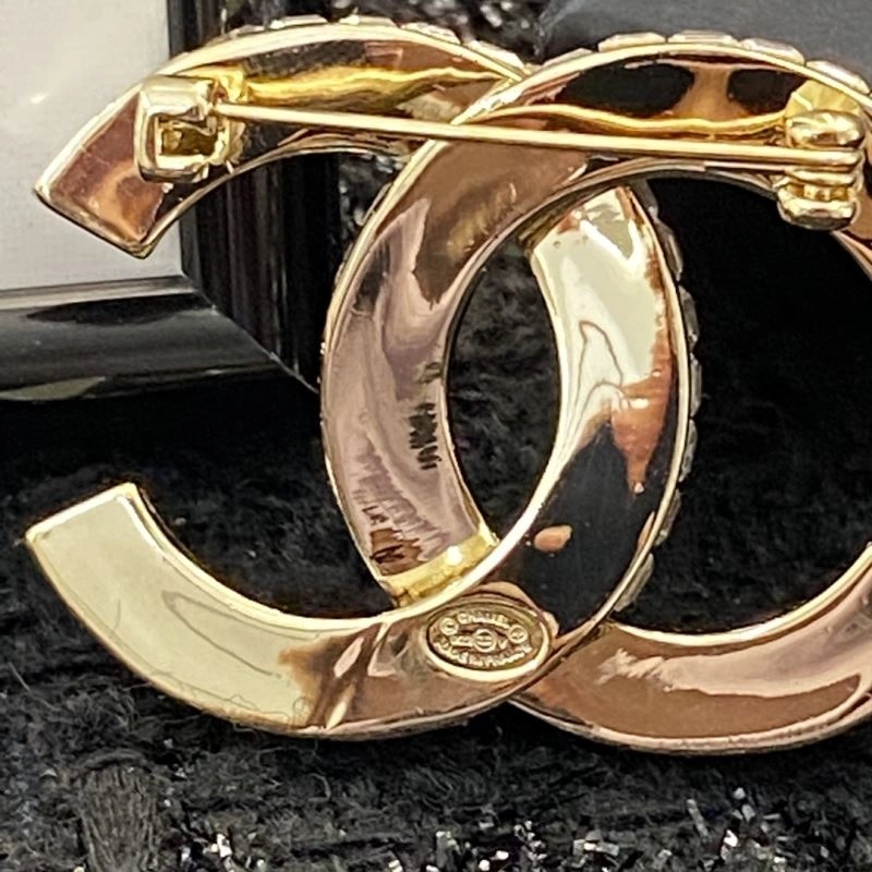 Accurate model Chanel Brooches