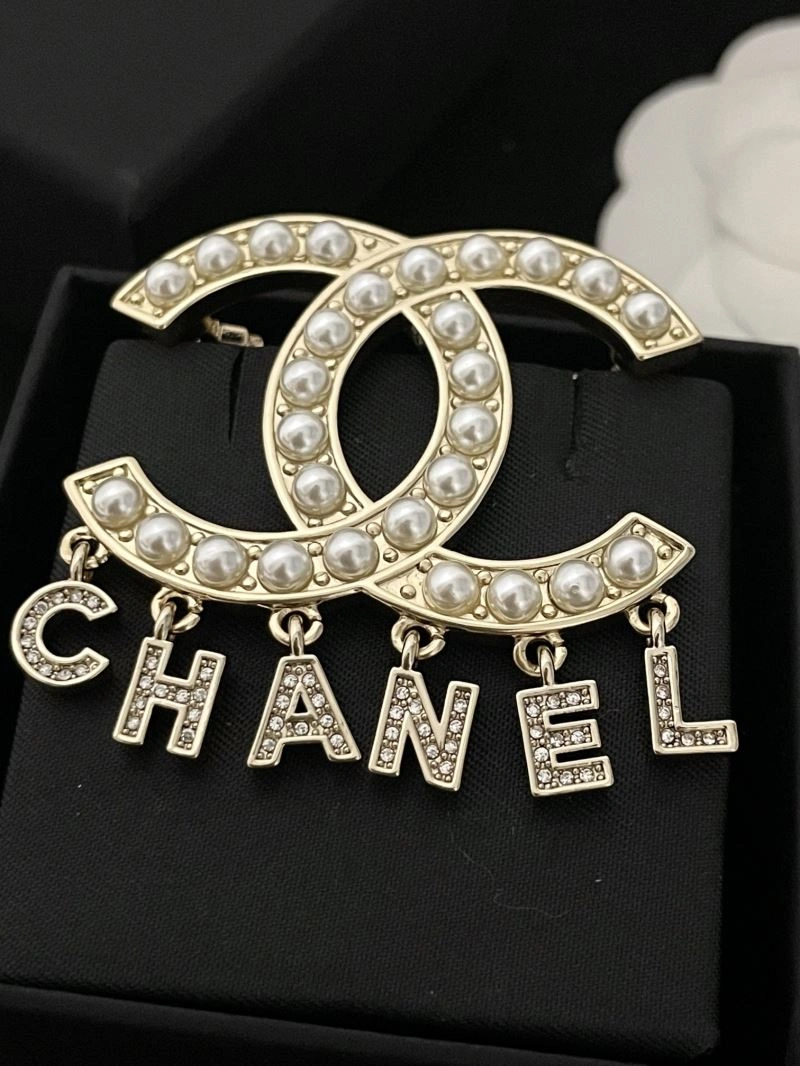Top mirror Chanel Brooches
