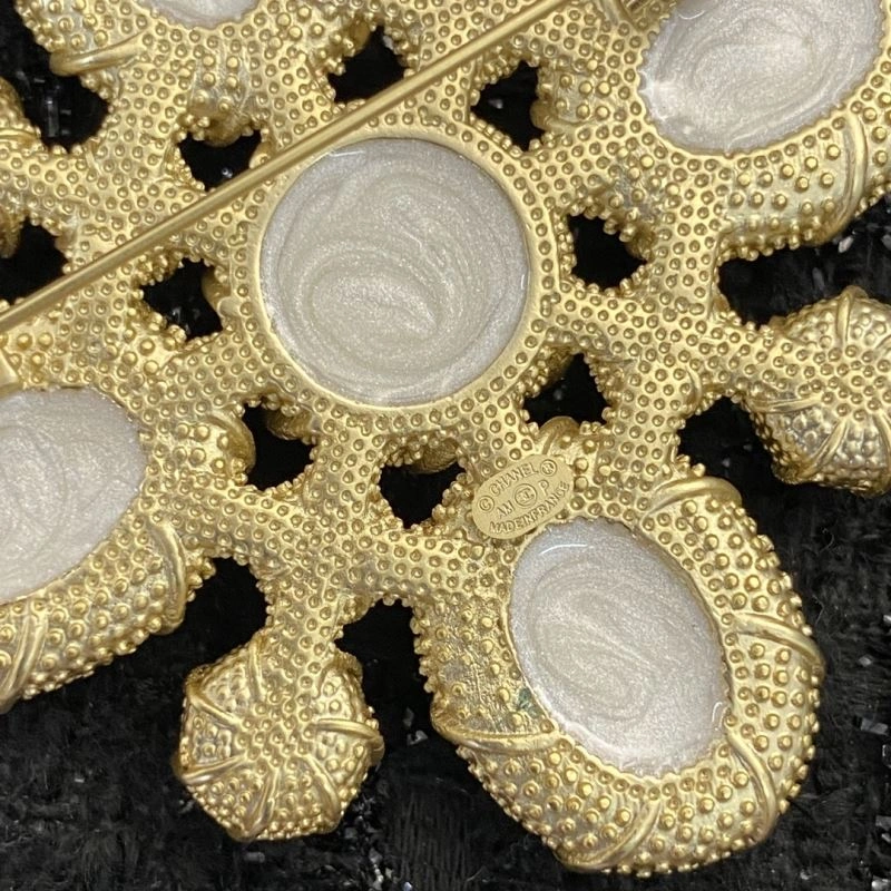 Accurate model Chanel Brooches