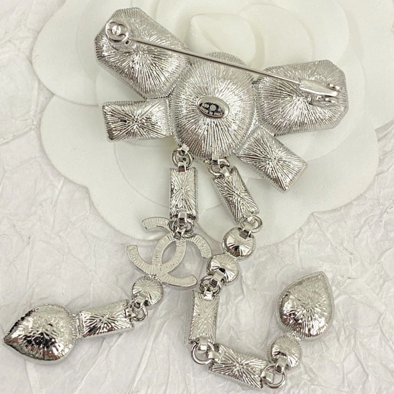 Top match Chanel Brooches