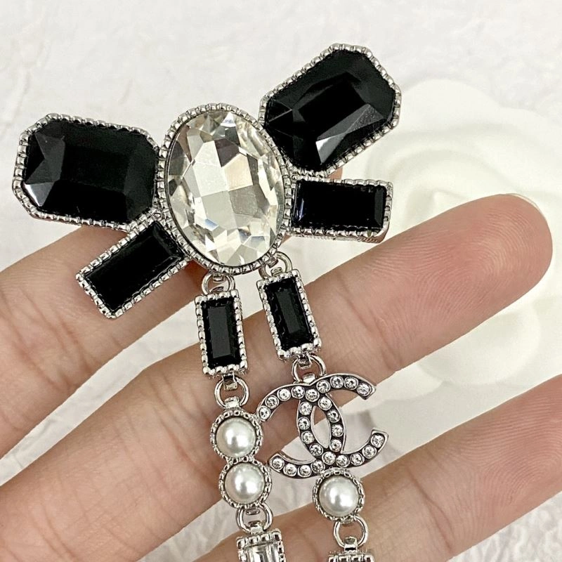 Top match Chanel Brooches