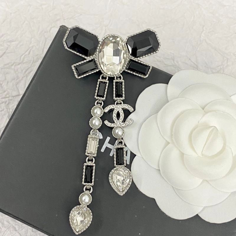 Top match Chanel Brooches