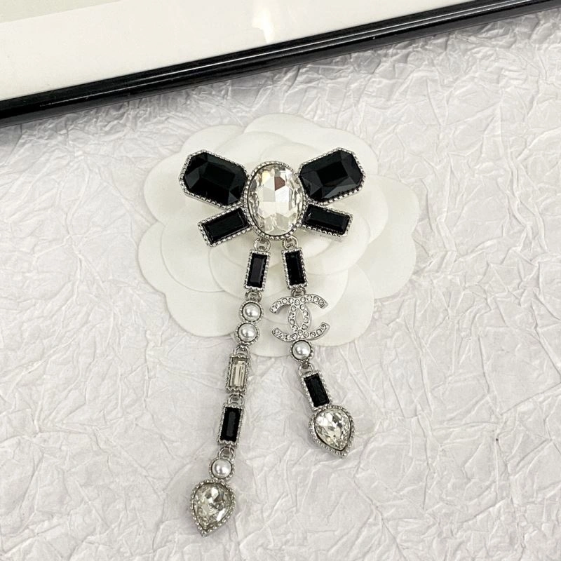 Top match Chanel Brooches