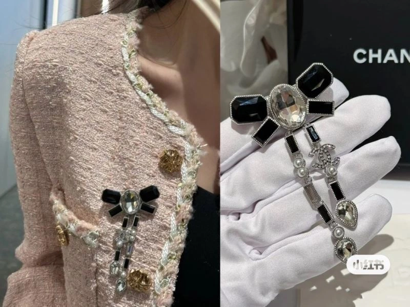 Top match Chanel Brooches