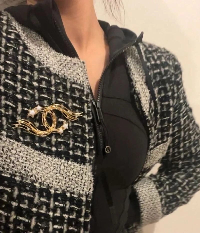 Accurate model Chanel Brooches