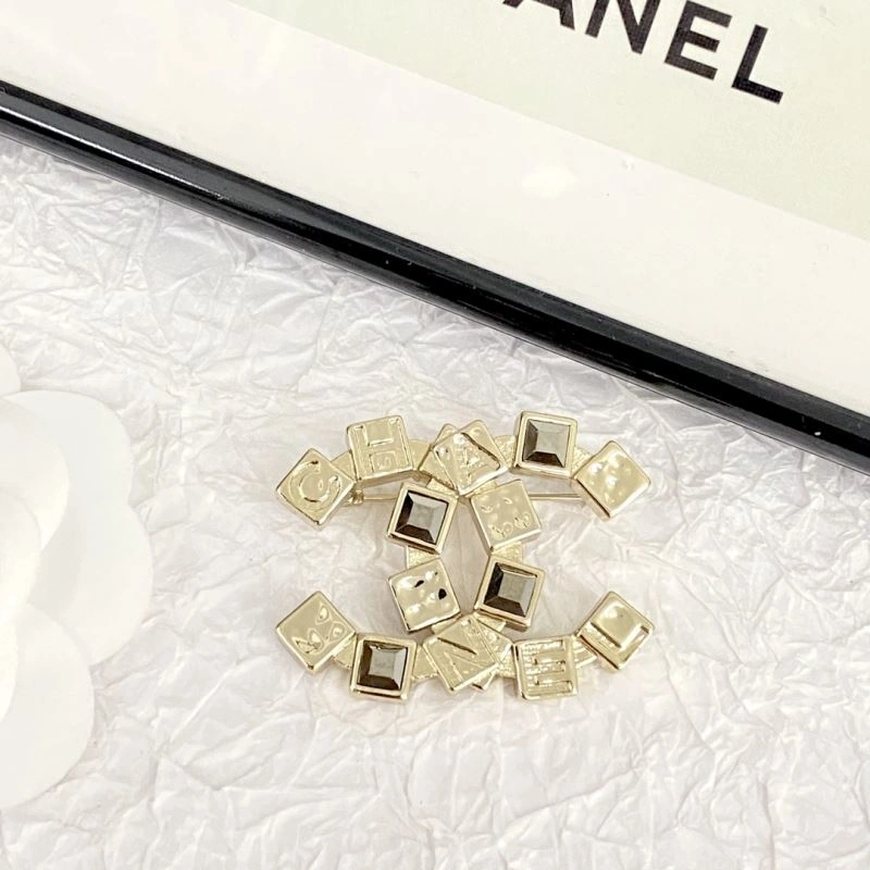 Top mirror Chanel Brooches