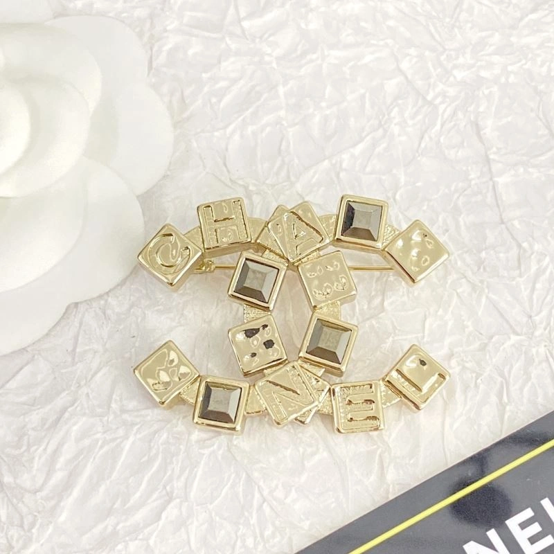 Top mirror Chanel Brooches