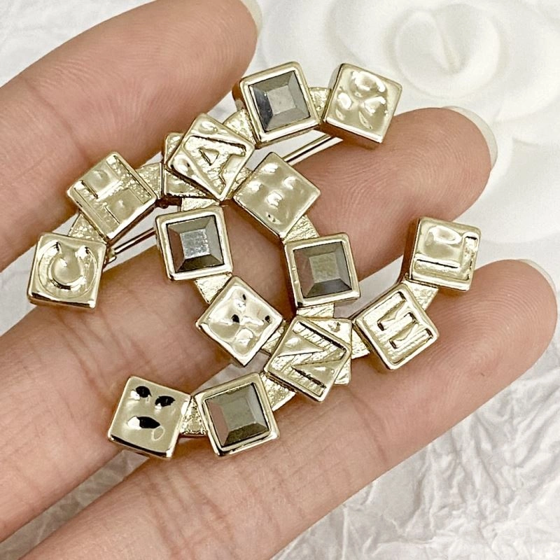 Top mirror Chanel Brooches