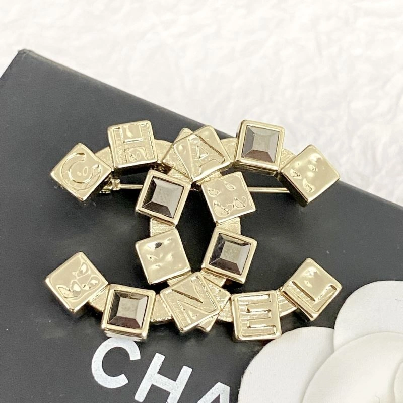 Top mirror Chanel Brooches