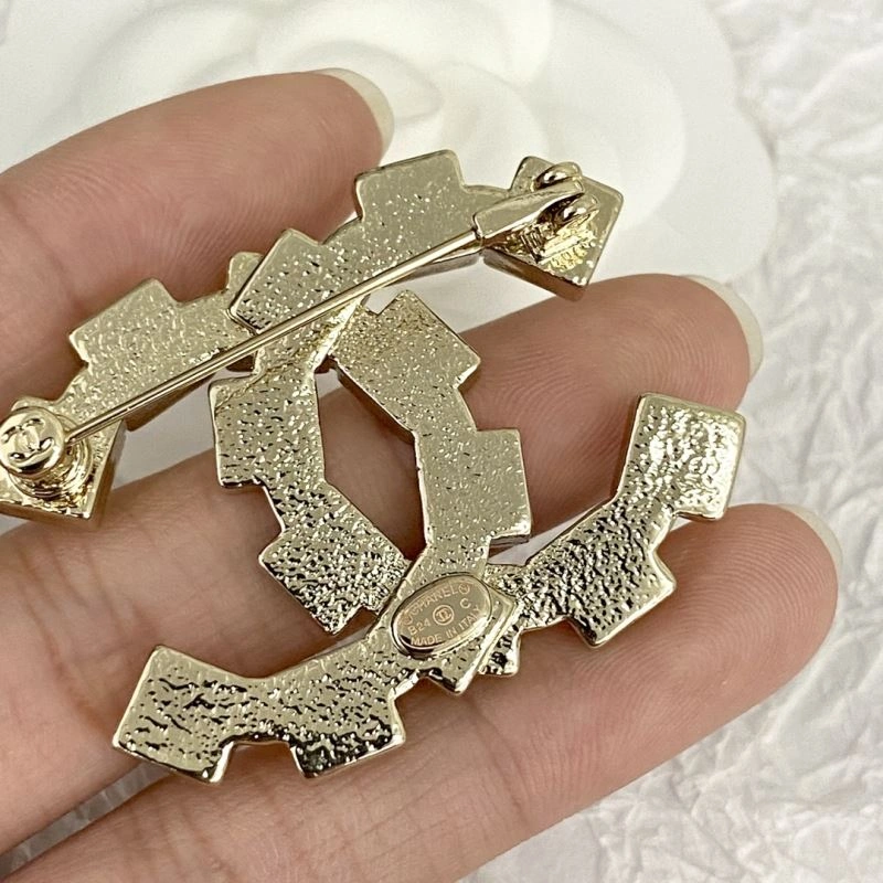 Top mirror Chanel Brooches