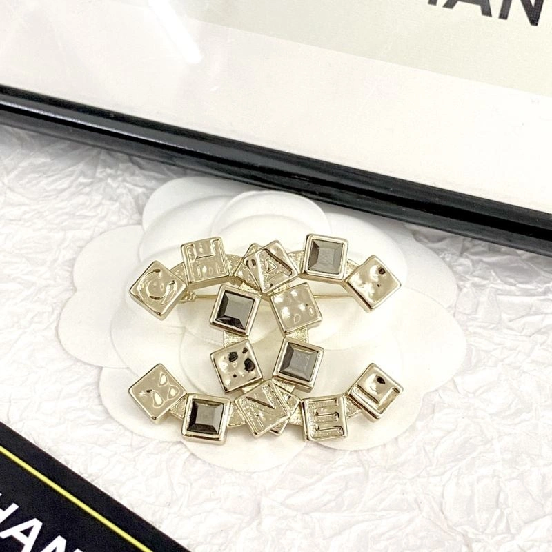 Top mirror Chanel Brooches
