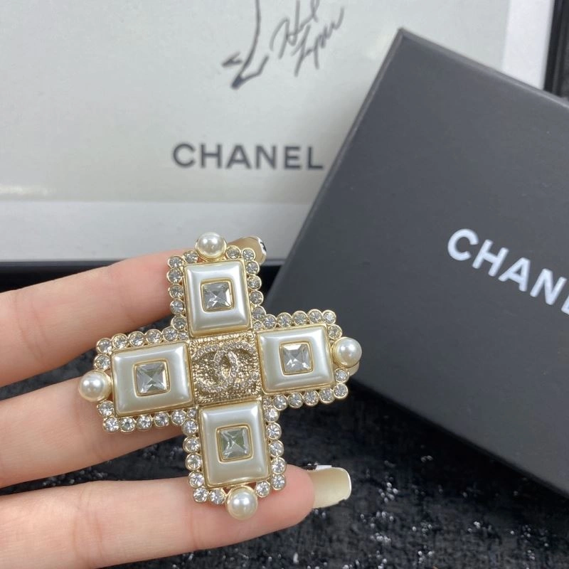 Low-cost Chanel Brooches