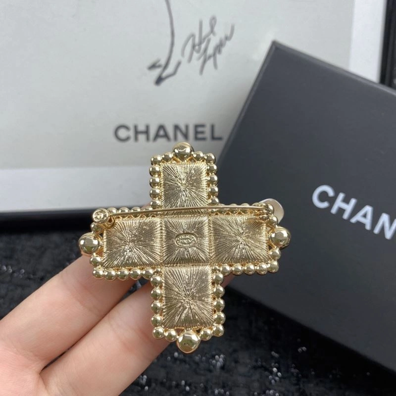 Low-cost Chanel Brooches