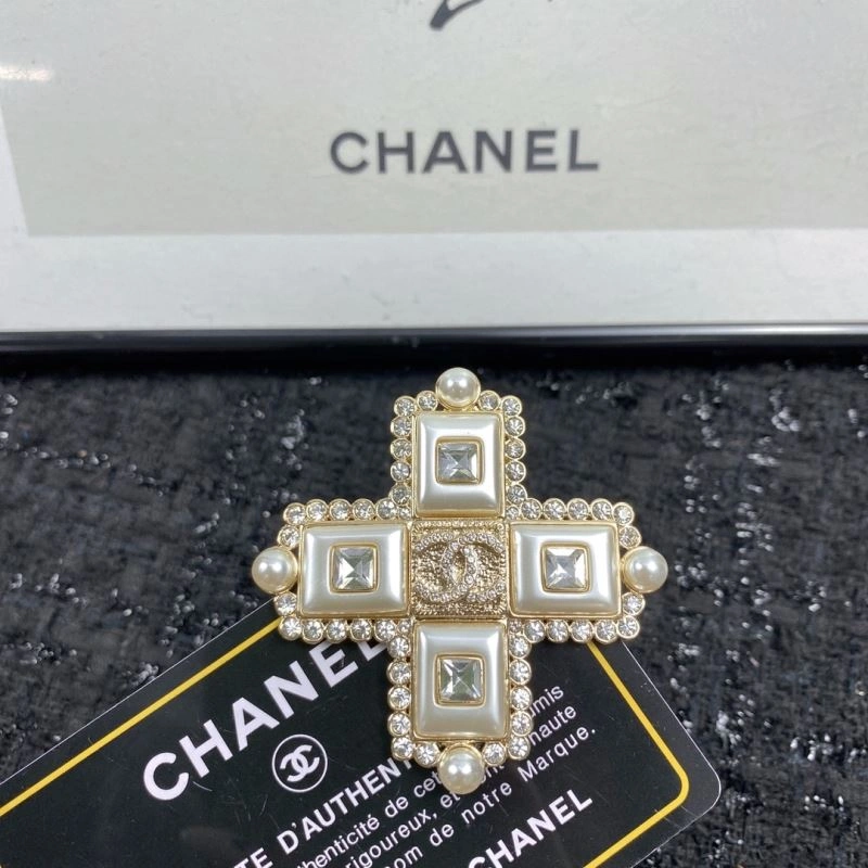 Low-cost Chanel Brooches