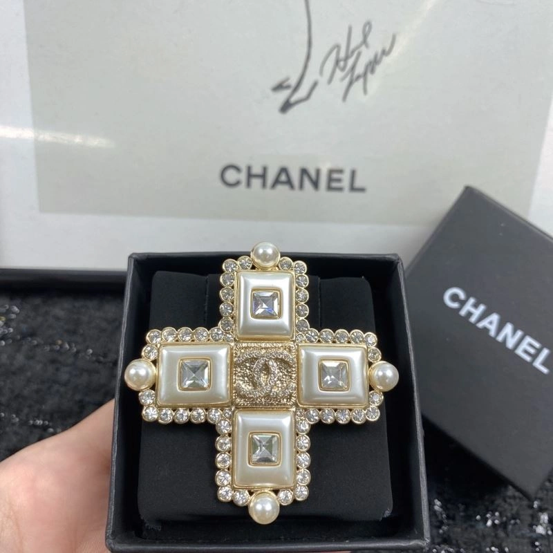 Low-cost Chanel Brooches
