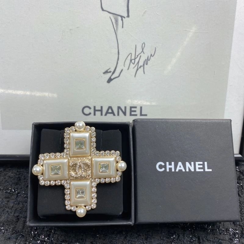 Low-cost Chanel Brooches