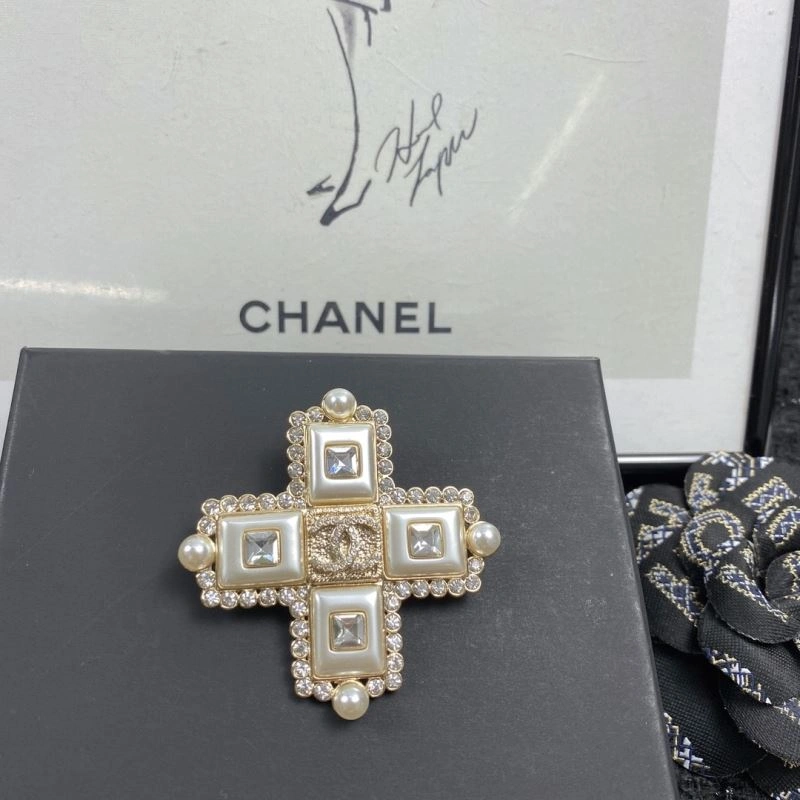 Low-cost Chanel Brooches