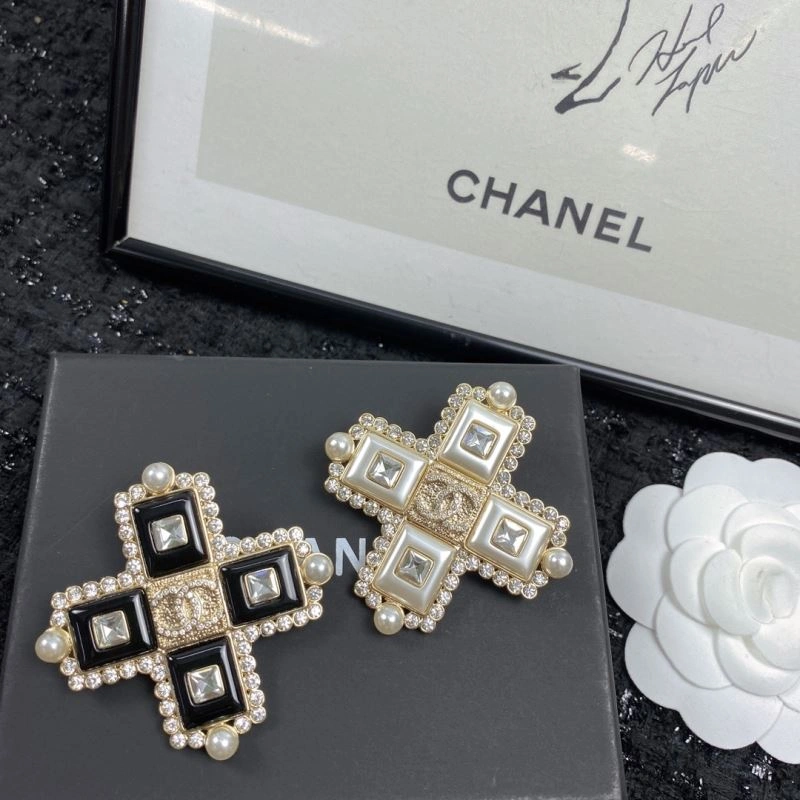 Low-cost Chanel Brooches