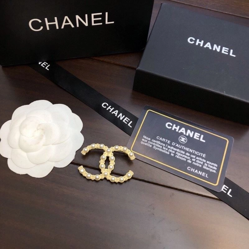 Top mirror Chanel Brooches