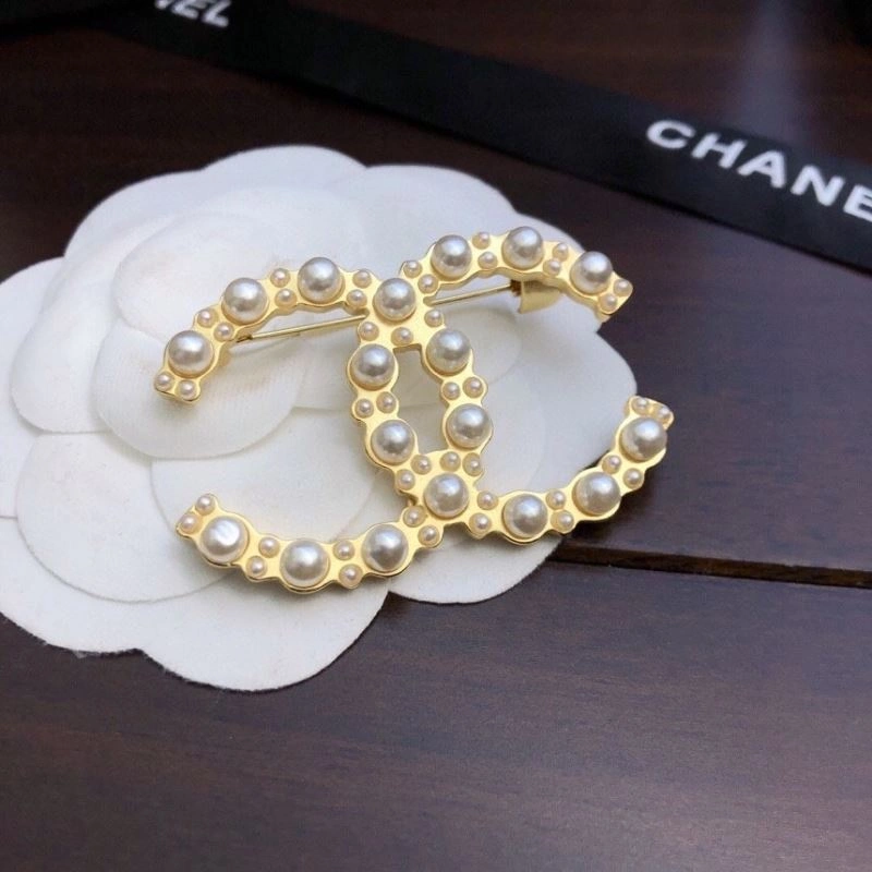 Top mirror Chanel Brooches